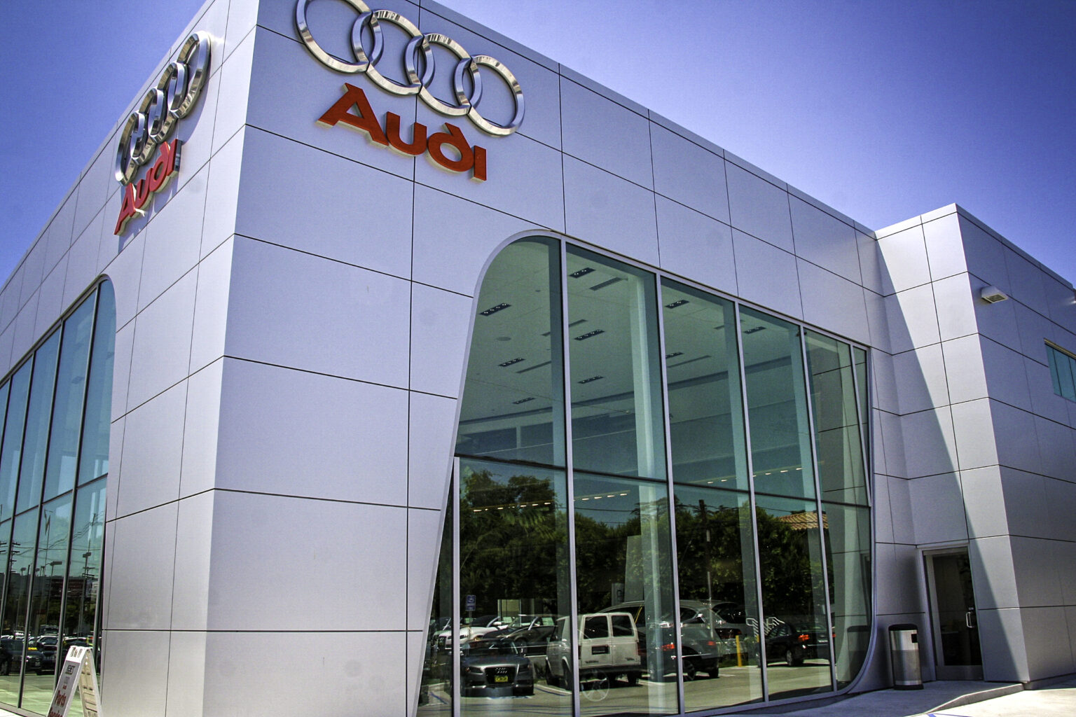 Audi Van Nuys - Toblesky Green Architects